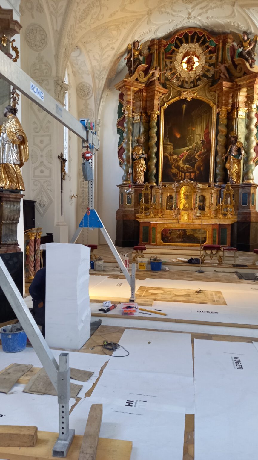 Jetzt stehen der neuen Altar und Ambo in St. Lorenz - Pfarrverband St ...
